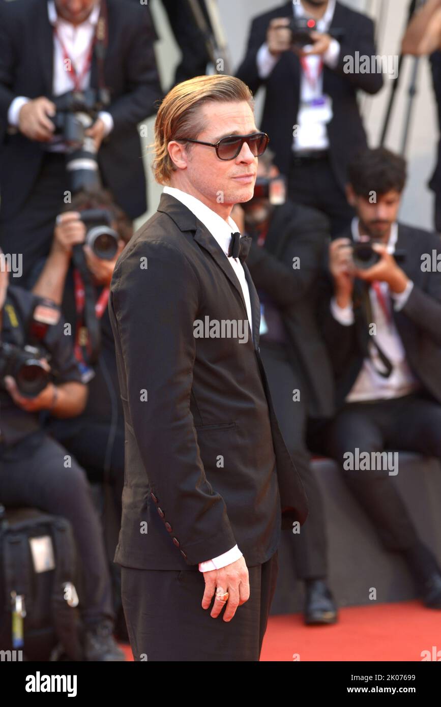 Brad pitt venezia 2022 hi-res stock photography and images - Alamy