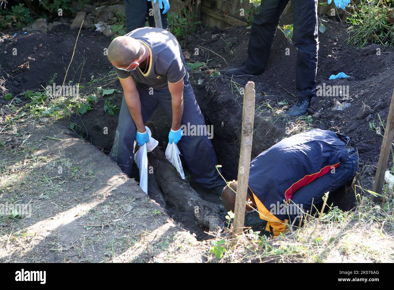 HRAKOVE, UKRAINE - SEPTEMBER 9, 2022 - Experts exhume the bodies of two ...