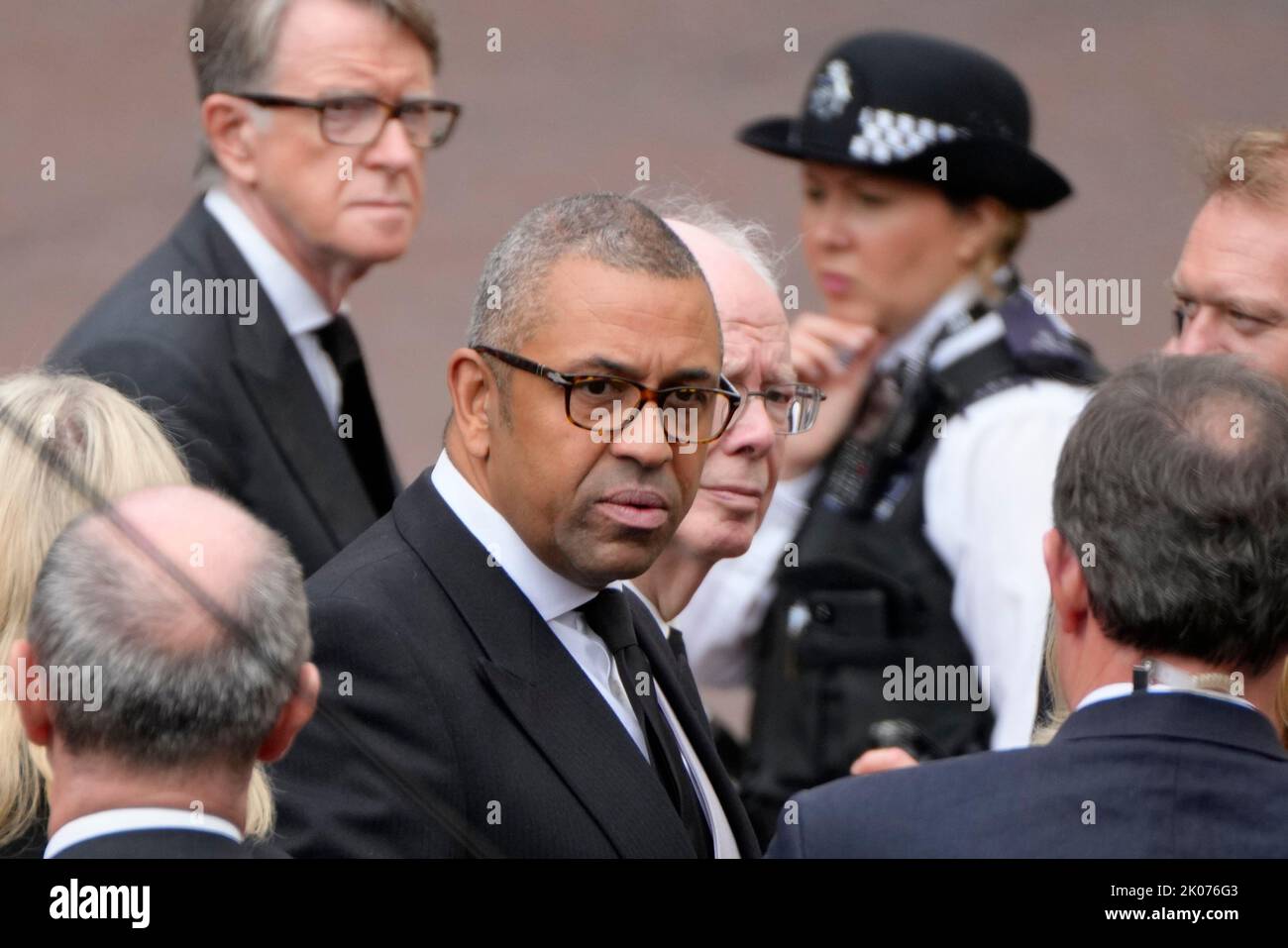 Accession council st james palace hi-res stock photography and images ...
