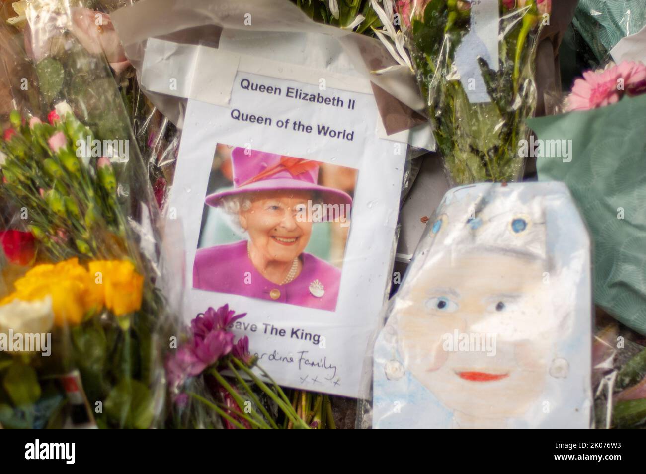 London, England. 10th September 2022. Tributes to Queen Elizabeth in ...