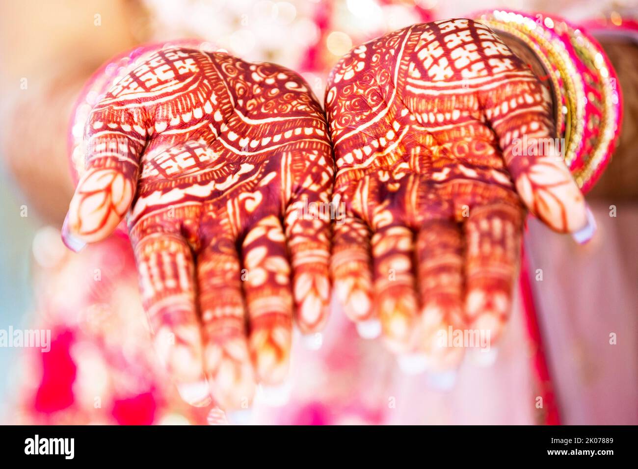 Beautiful henna design on hand of Hindu bride Stock Photo - Alamy