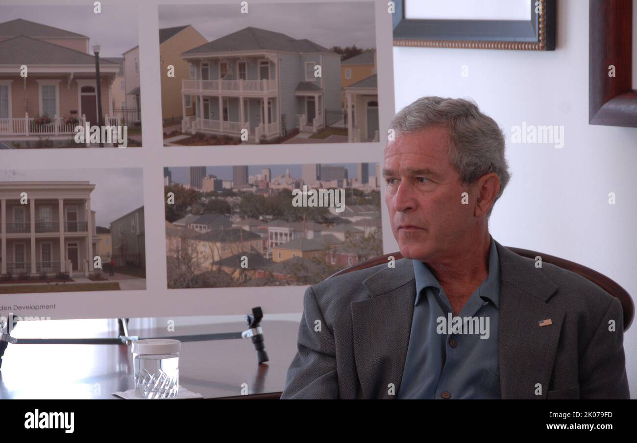 President George W. Bush and Secretary Alphonso Jackson on tour of ...