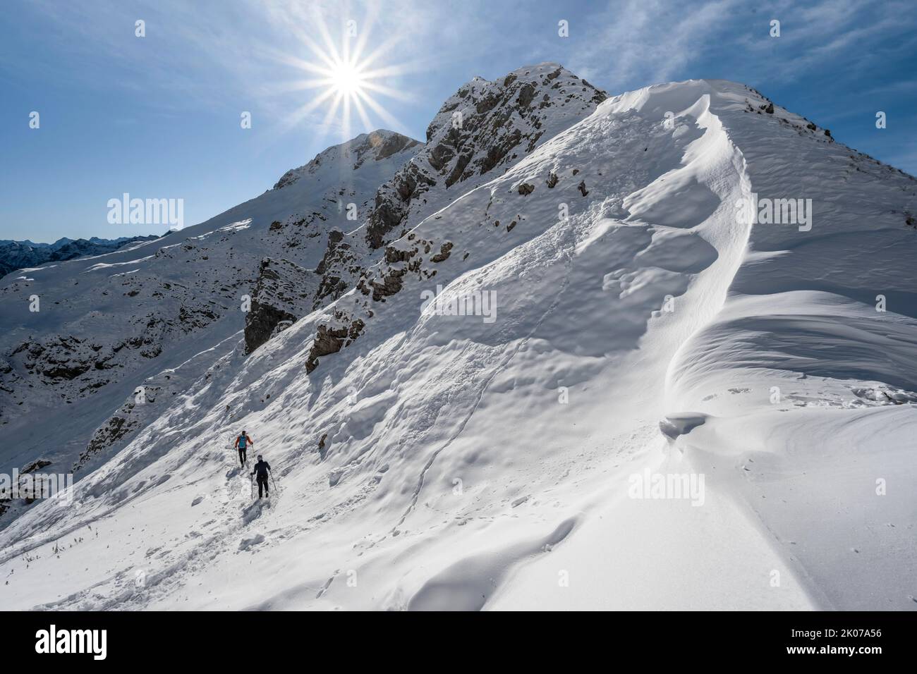 Snow cornices at an embrasure, hikers in the snow at Roggentalsattel ...