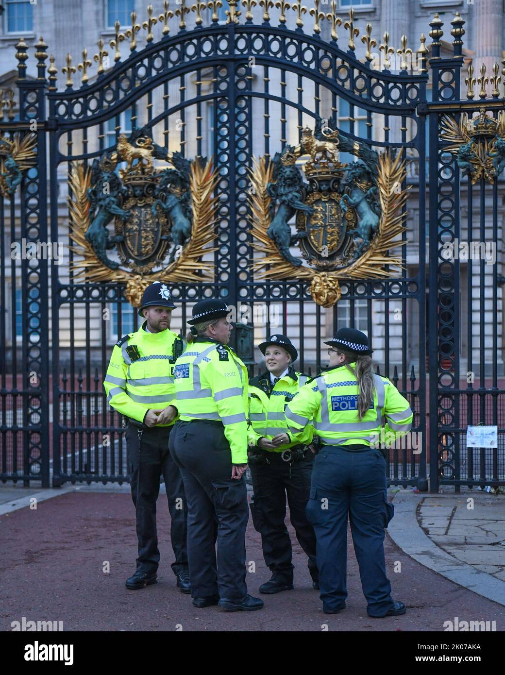 Buckingham Palace prepares for another day of mourning. day 2 after the ...