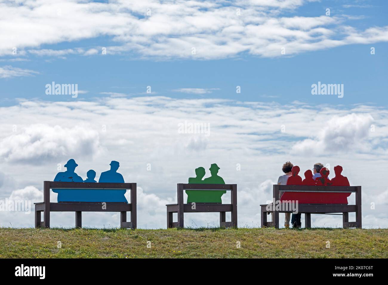 People sitting benches hi-res stock photography and images - Alamy