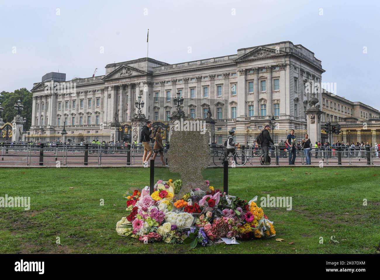 tribute at Buckingham Palace Day 2 Queens passing at Buckingham Palace ...