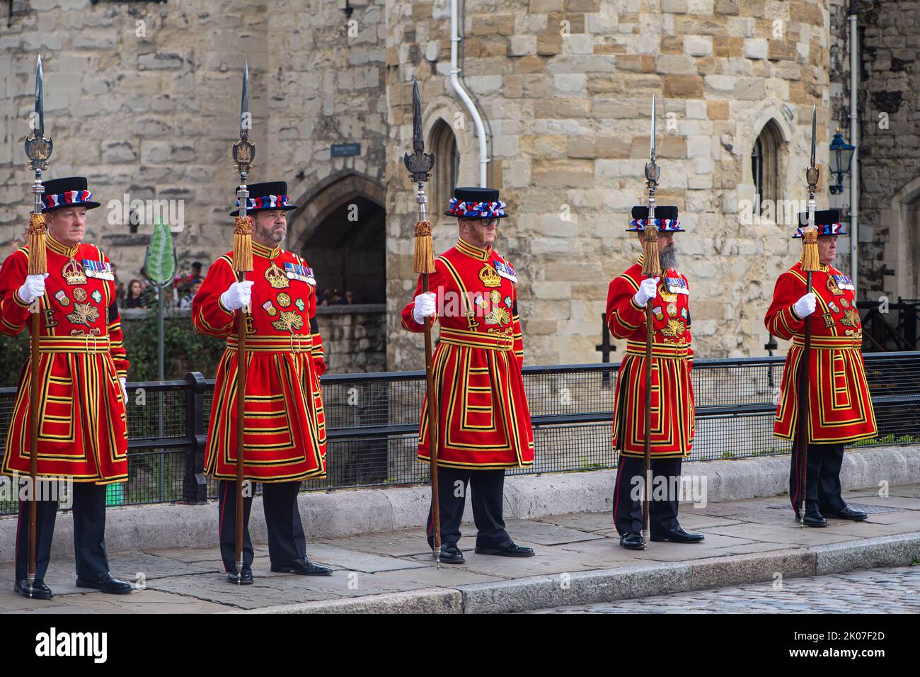 London, UK. 10th Sep, 2022. Yeomen Warders outside The Tower of London ahead of a 96 round gun ...