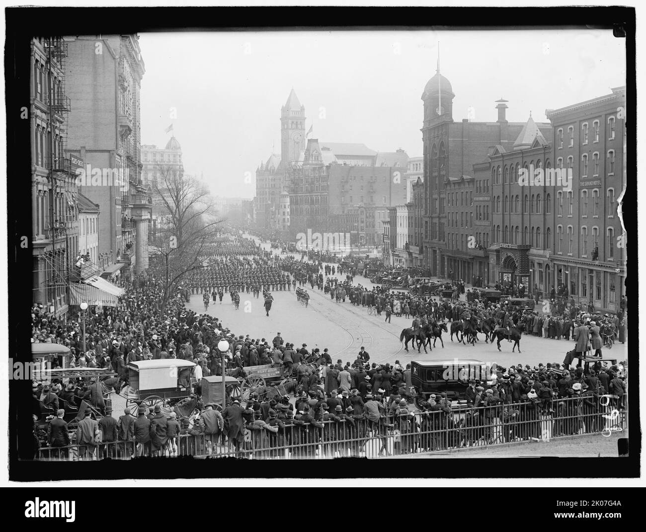1910s crowd houses hi-res stock photography and images - Alamy