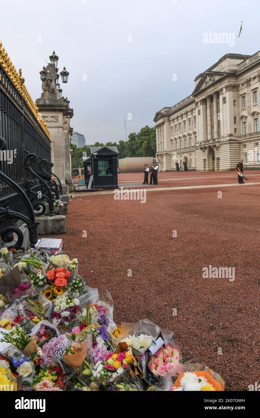 Floral tribute at Buckingham Palace Day 2 Queens passing at Buckingham ...