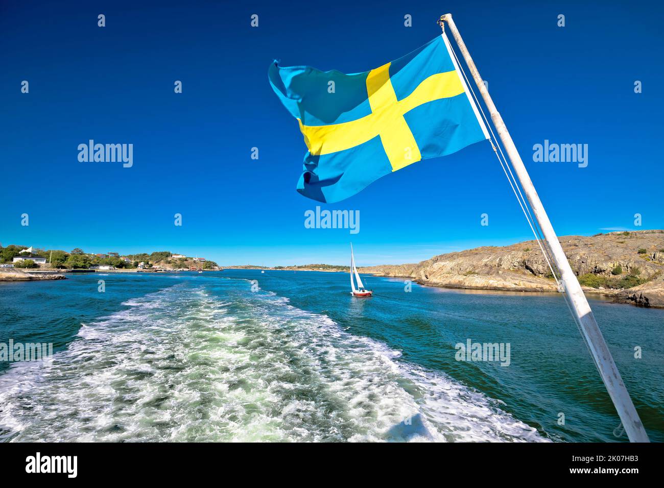 Swedish flag on the boat in Gothenburg islands archipelago, Vastra ...