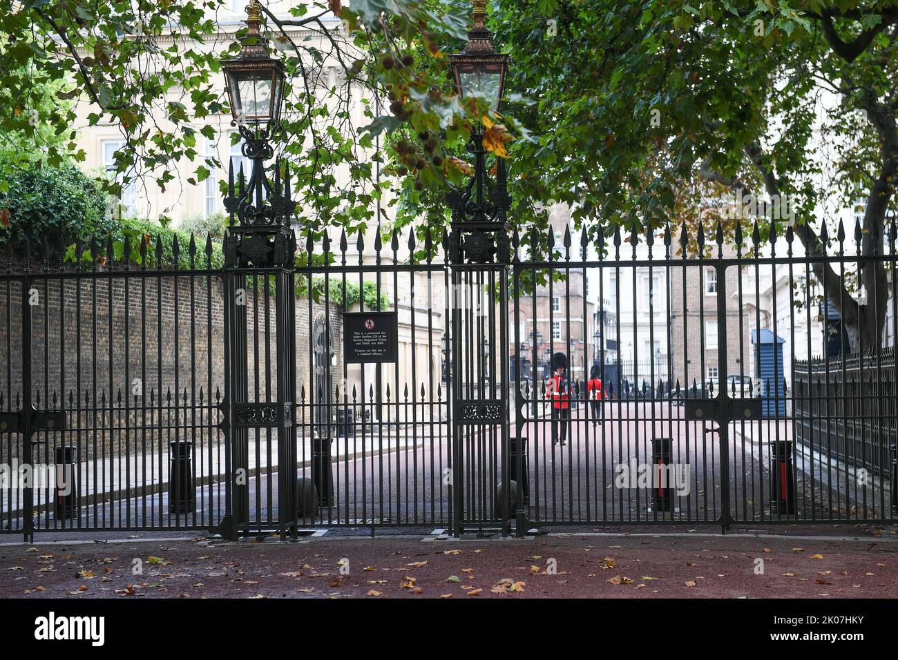 The Kings Guard on duty at Clarence House Day 2 Queens passing at ...