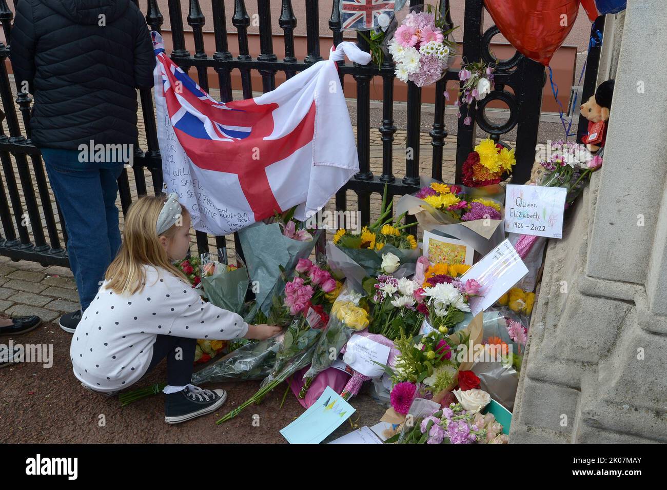 London, UK. 10th Sep, 2022. A young girl lays flowers for the Queen at ...