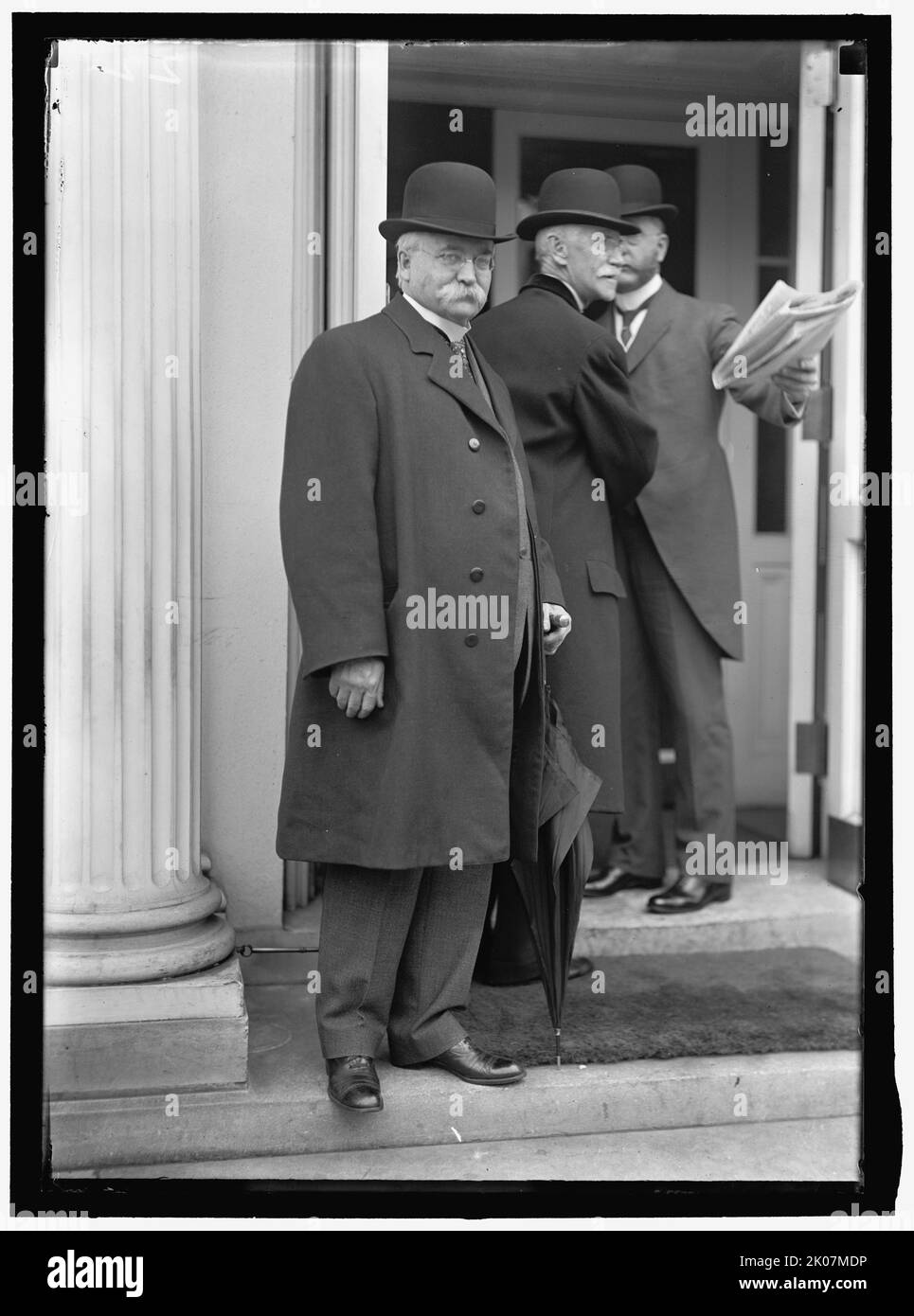 Men at White House, Washington, D.C., between 1913 and 1917 Stock Photo ...
