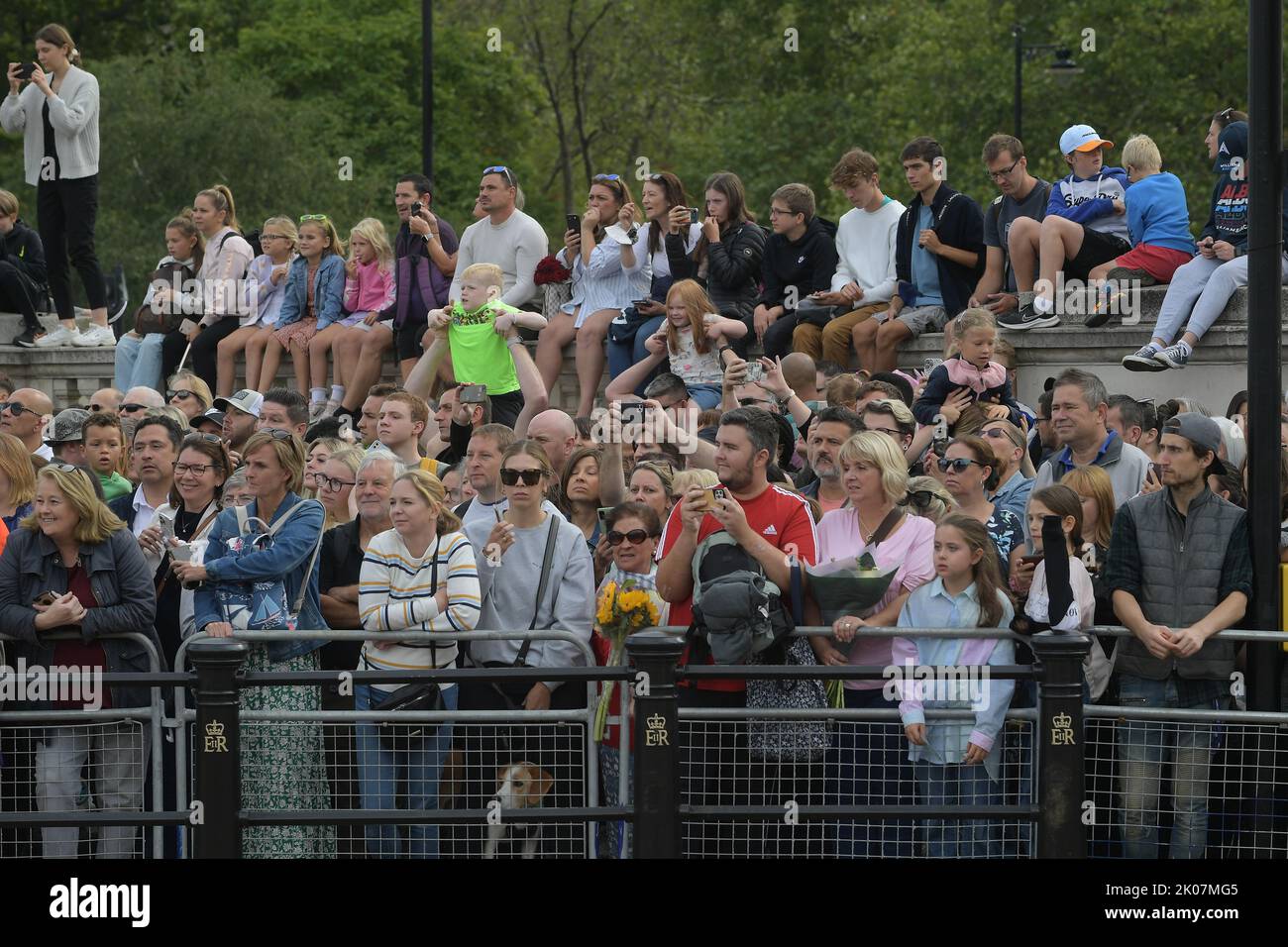 London, UK. 10th Sep, 2022. Crowds outside Buckingham Palace Credit ...