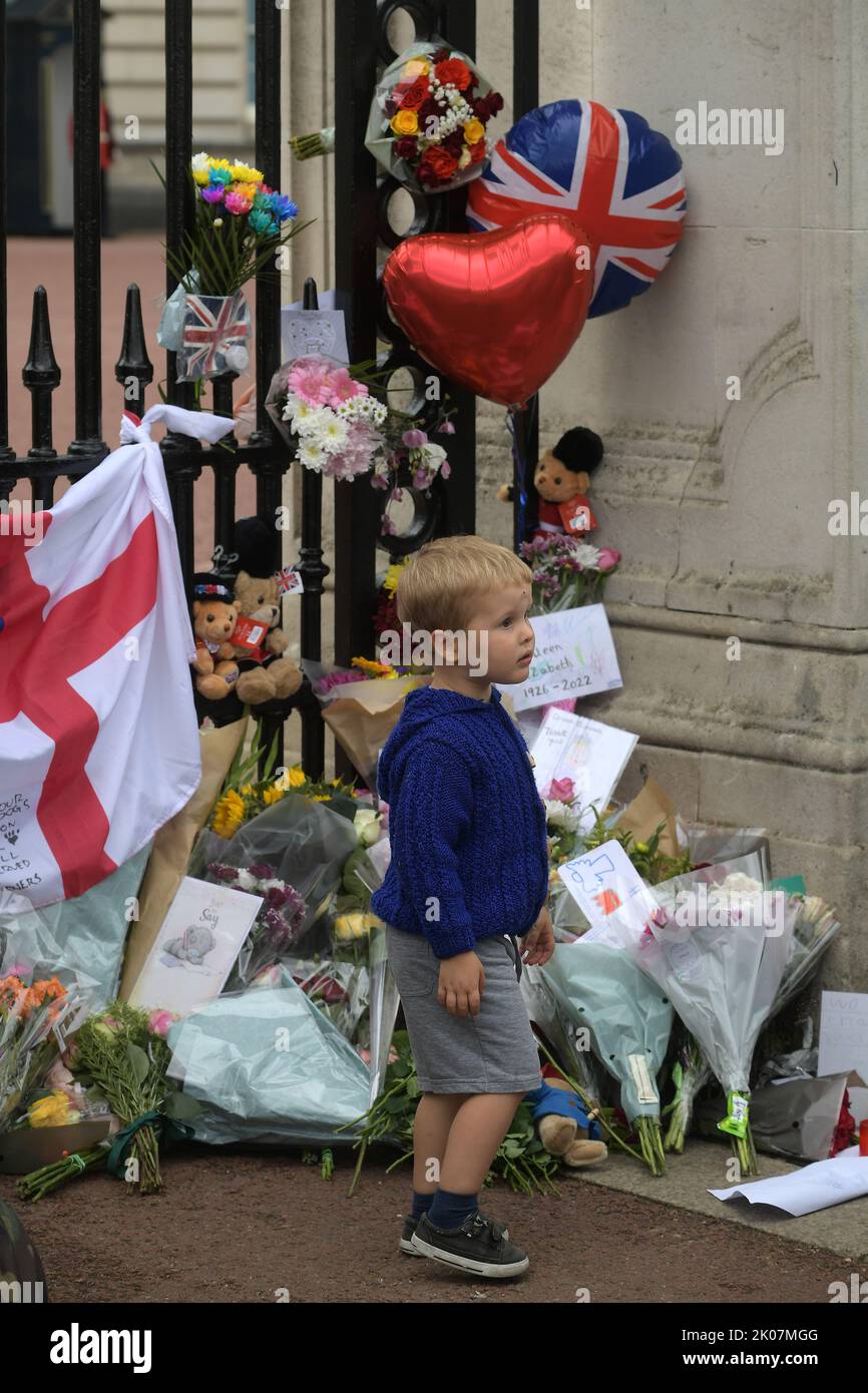 London, UK. 10th Sep, 2022. A young boy admires the flowers left ...