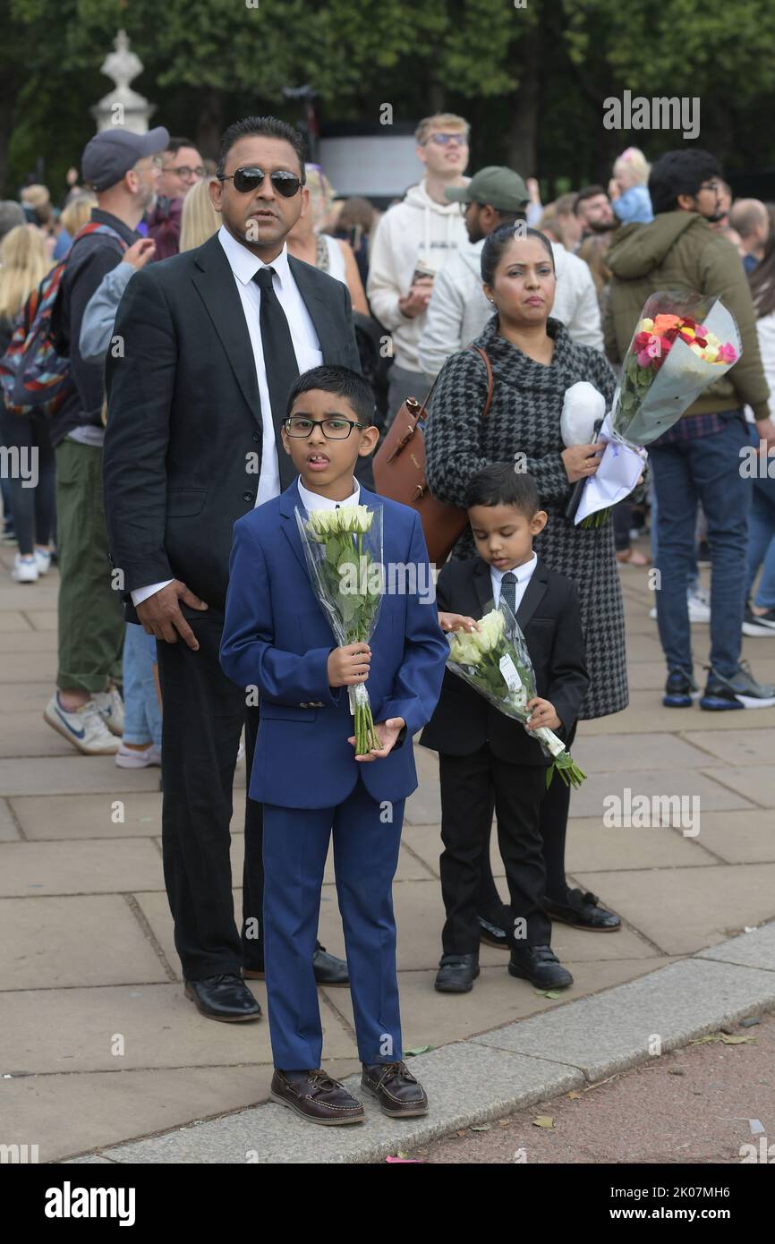 London, UK. 10th Sep, 2022. A family wait to lay their floral tributes ...