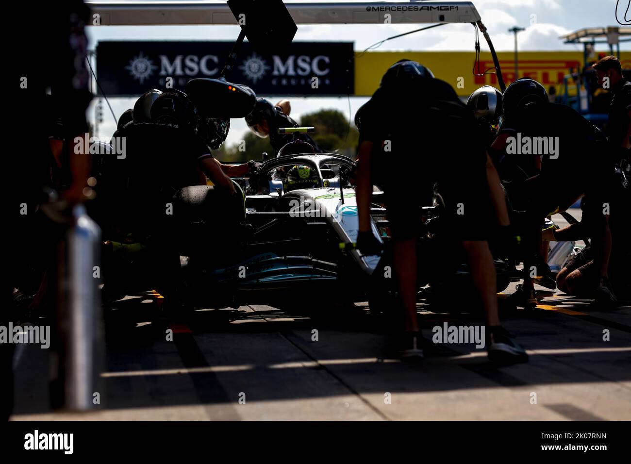 2022 formula one pit stop mercedes hi-res stock photography and images ...