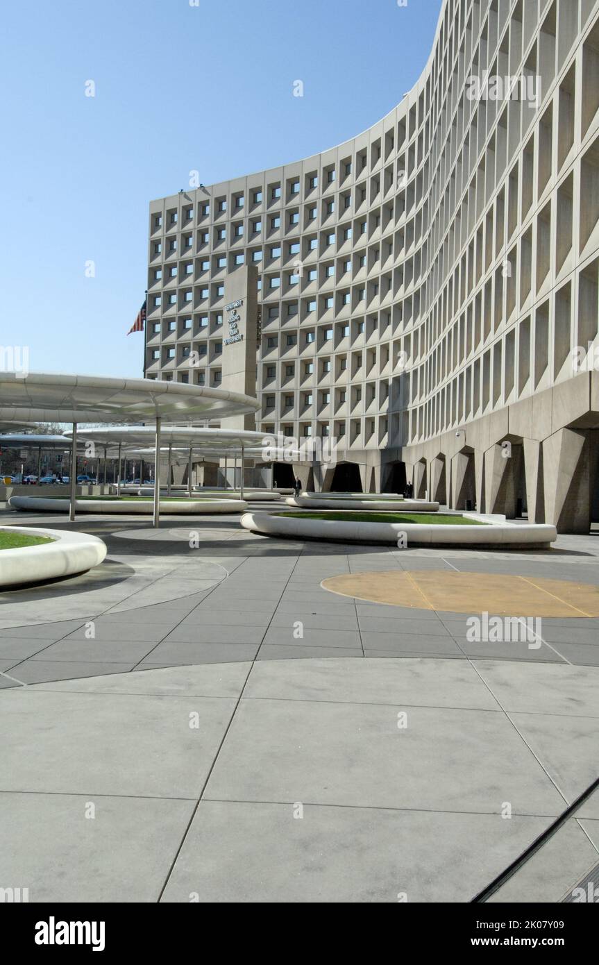 Select views: Exterior, HUD headquarters--Robert C. Weaver Federal ...
