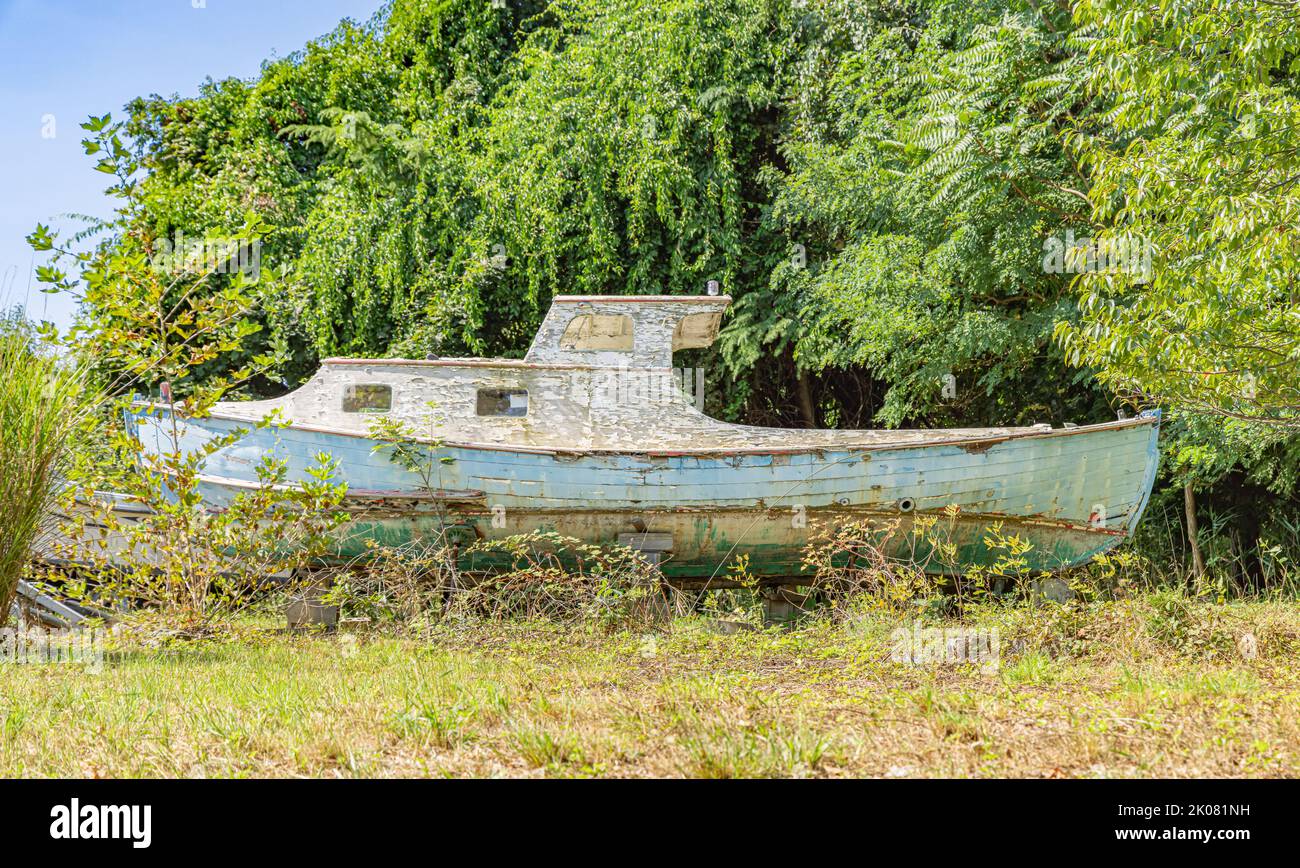 Abandoned damaged green boat hi-res stock photography and images - Alamy