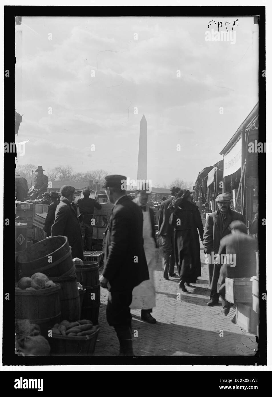 Market; Washington Monument in background, between 1916 and 1918 Stock ...