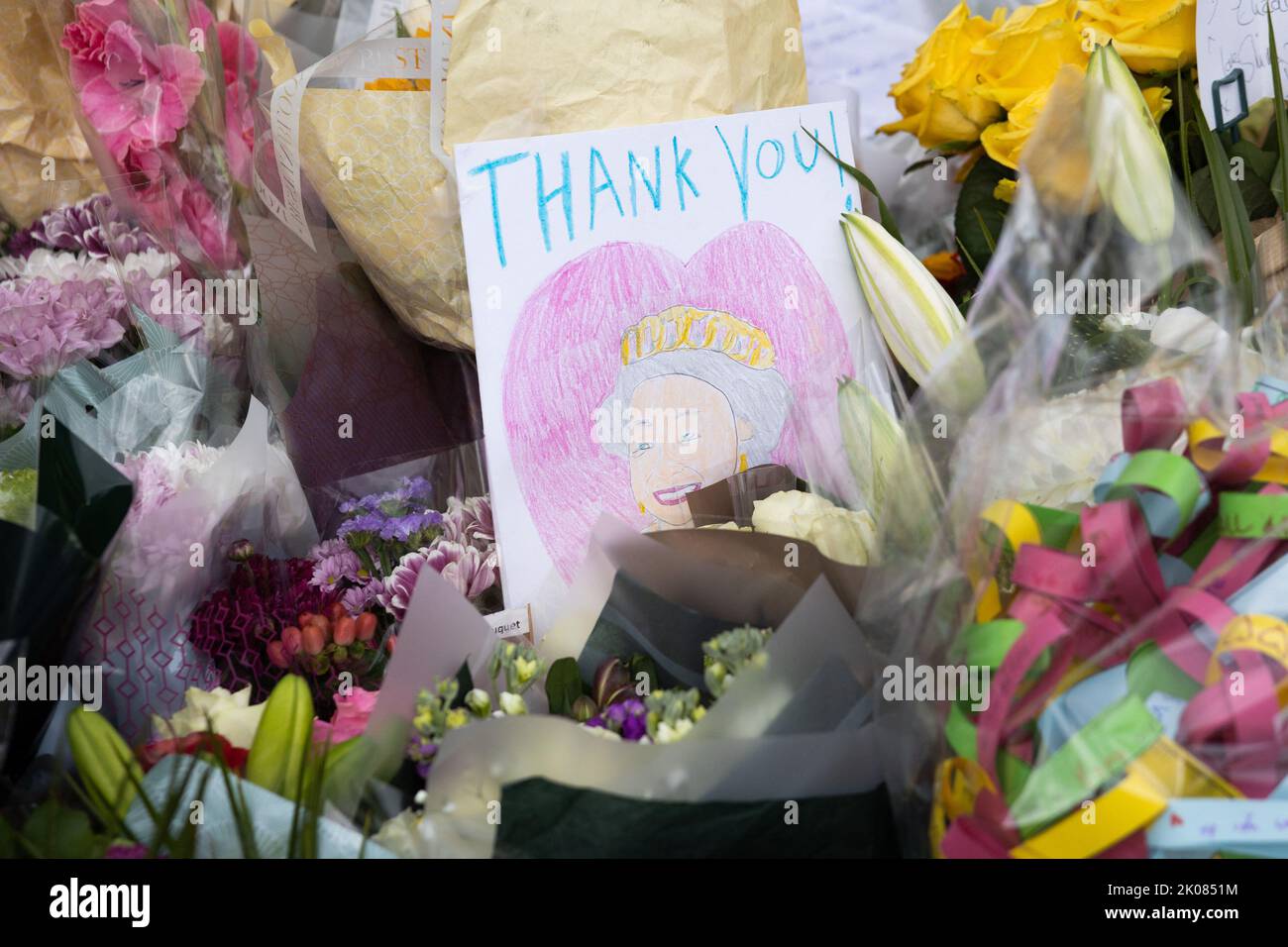 People place personal condolence letters, Queen Elizabeth Image and ...