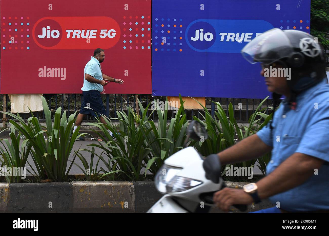 Mumbai, India. 10th Sep, 2022. A man holding a smart phone walks past ...