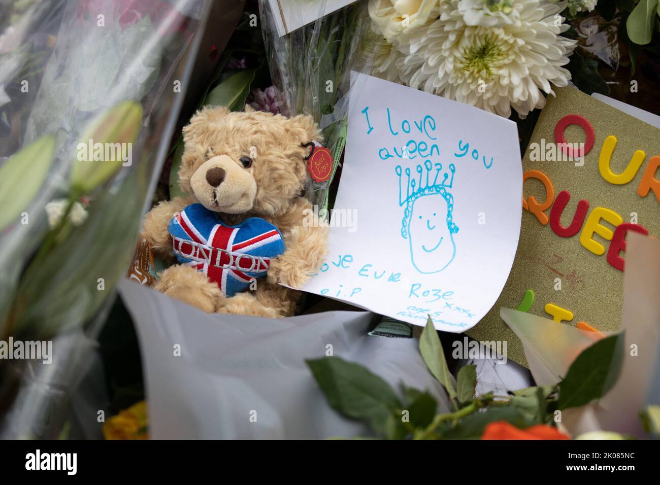 People place personal condolence letters, Queen Elizabeth Image and ...