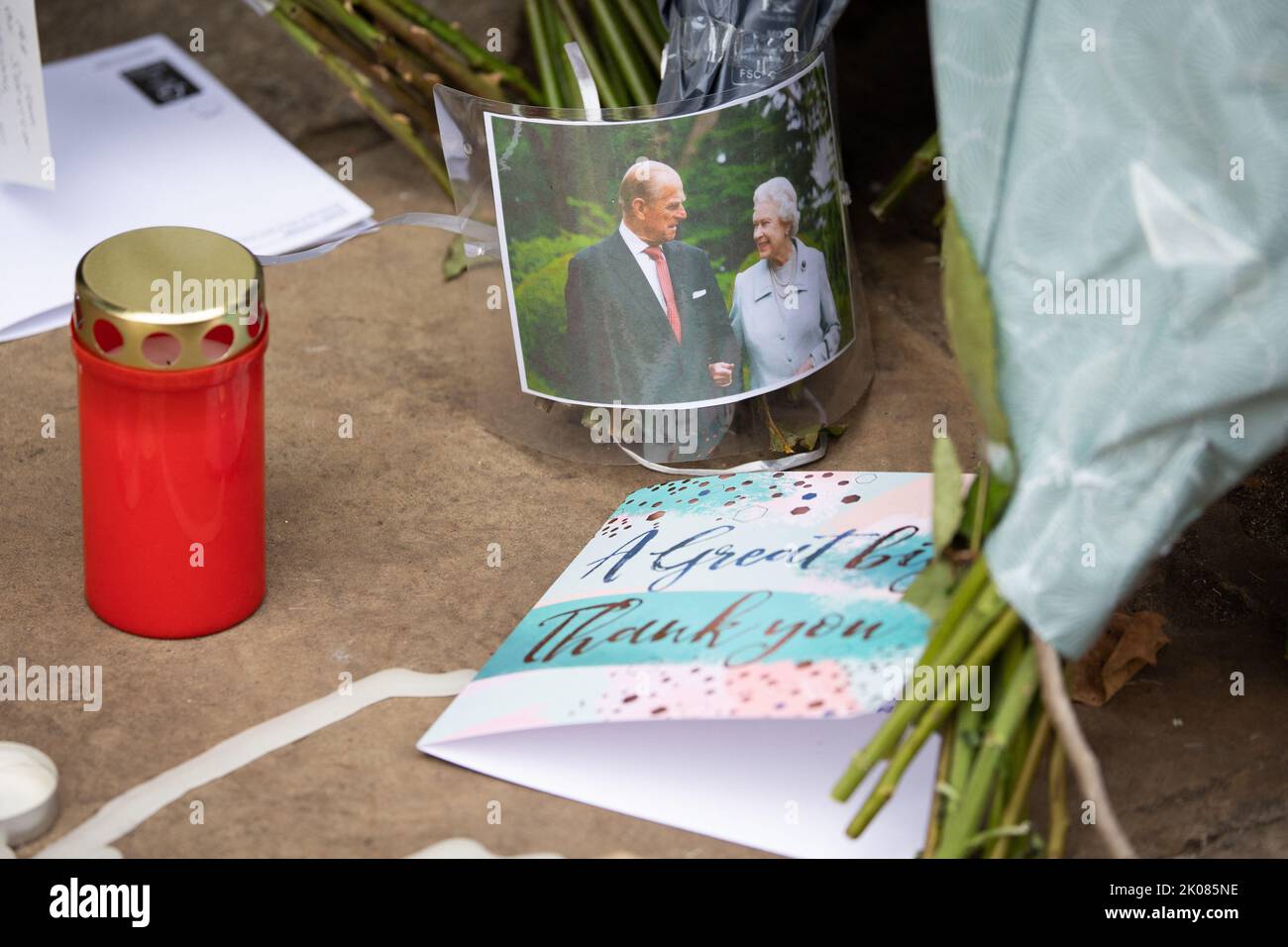 People place personal condolence letters, Queen Elizabeth Image and ...