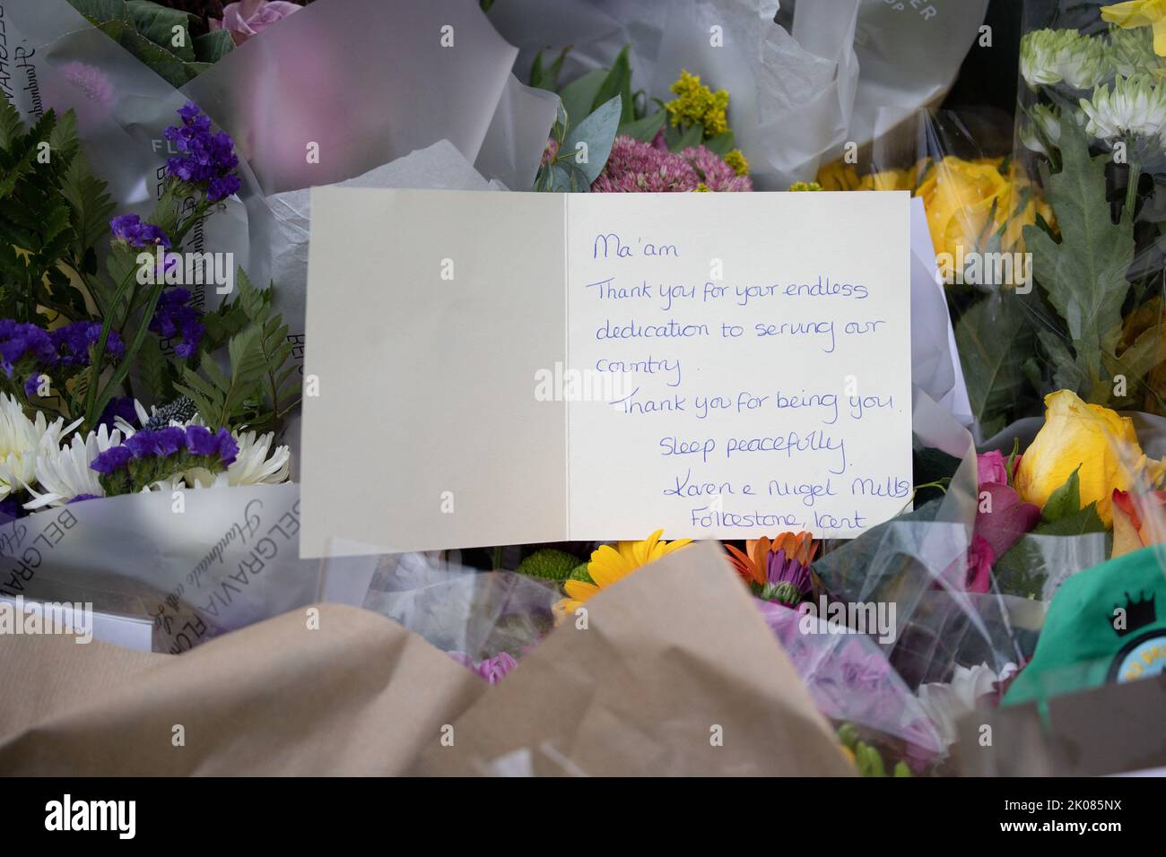 People place personal condolence letters, Queen Elizabeth Image and ...