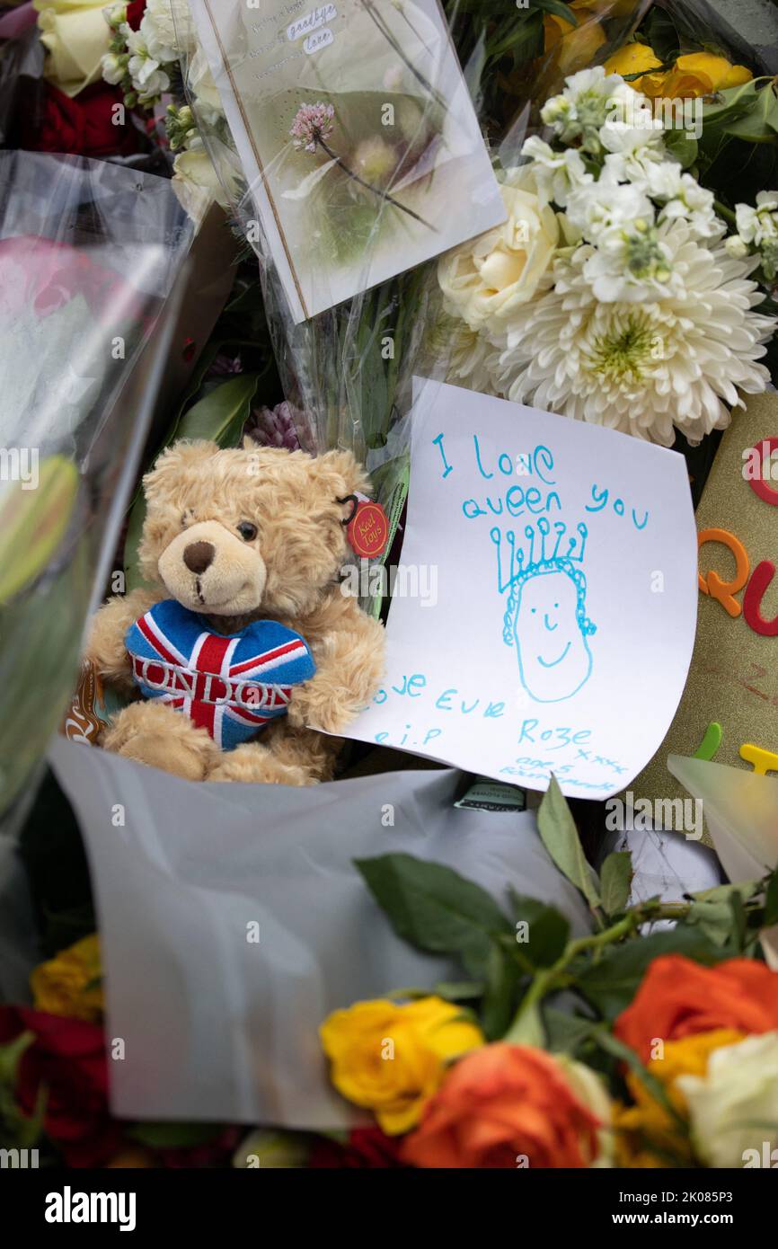 People place personal condolence letters, Queen Elizabeth Image and ...