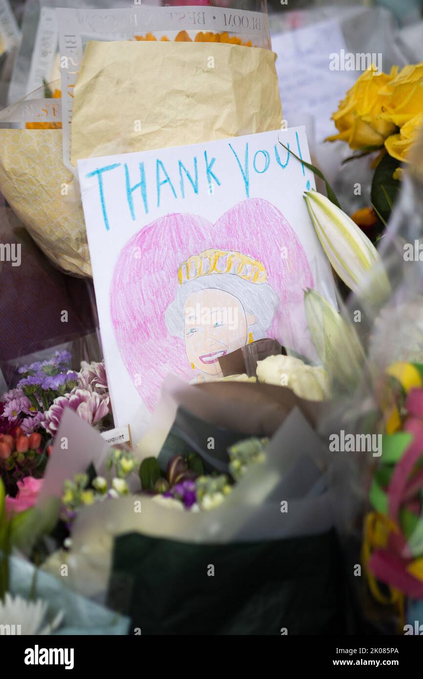People place personal condolence letters, Queen Elizabeth Image and ...