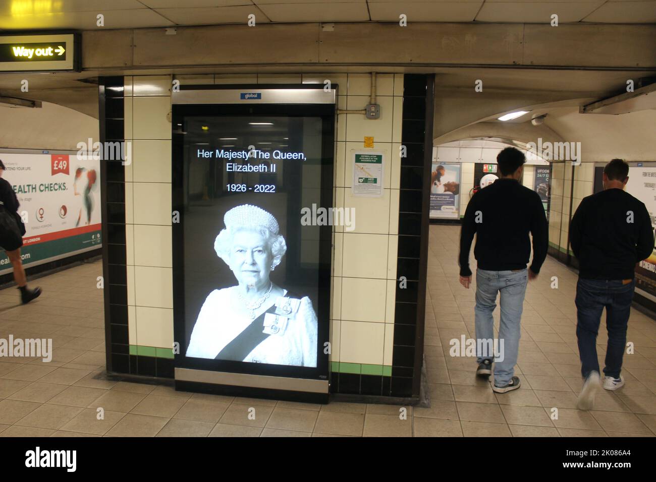 london underground tribute to the queen at highgate tube station ...