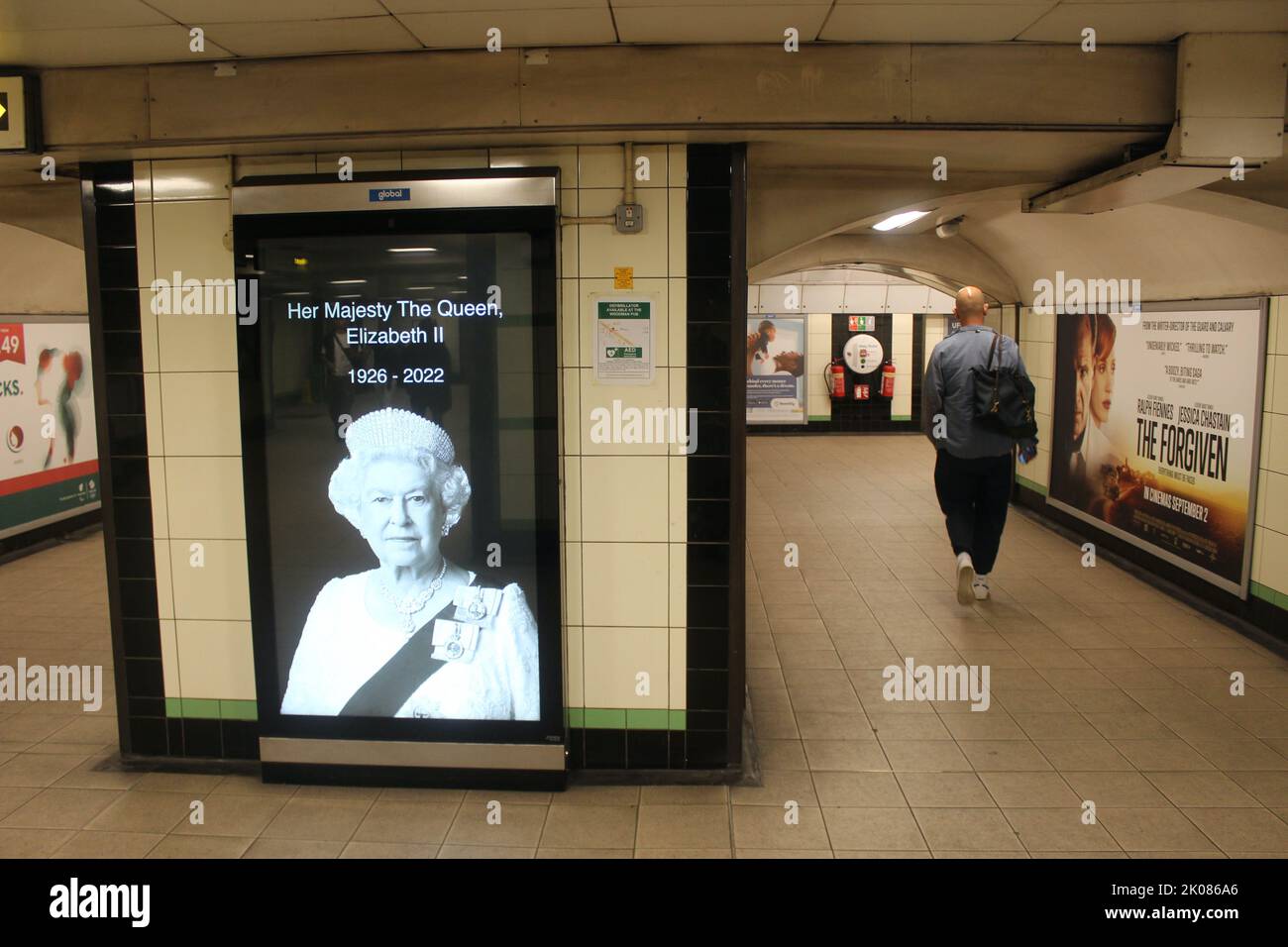 london underground tribute to the queen at highgate tube station ...