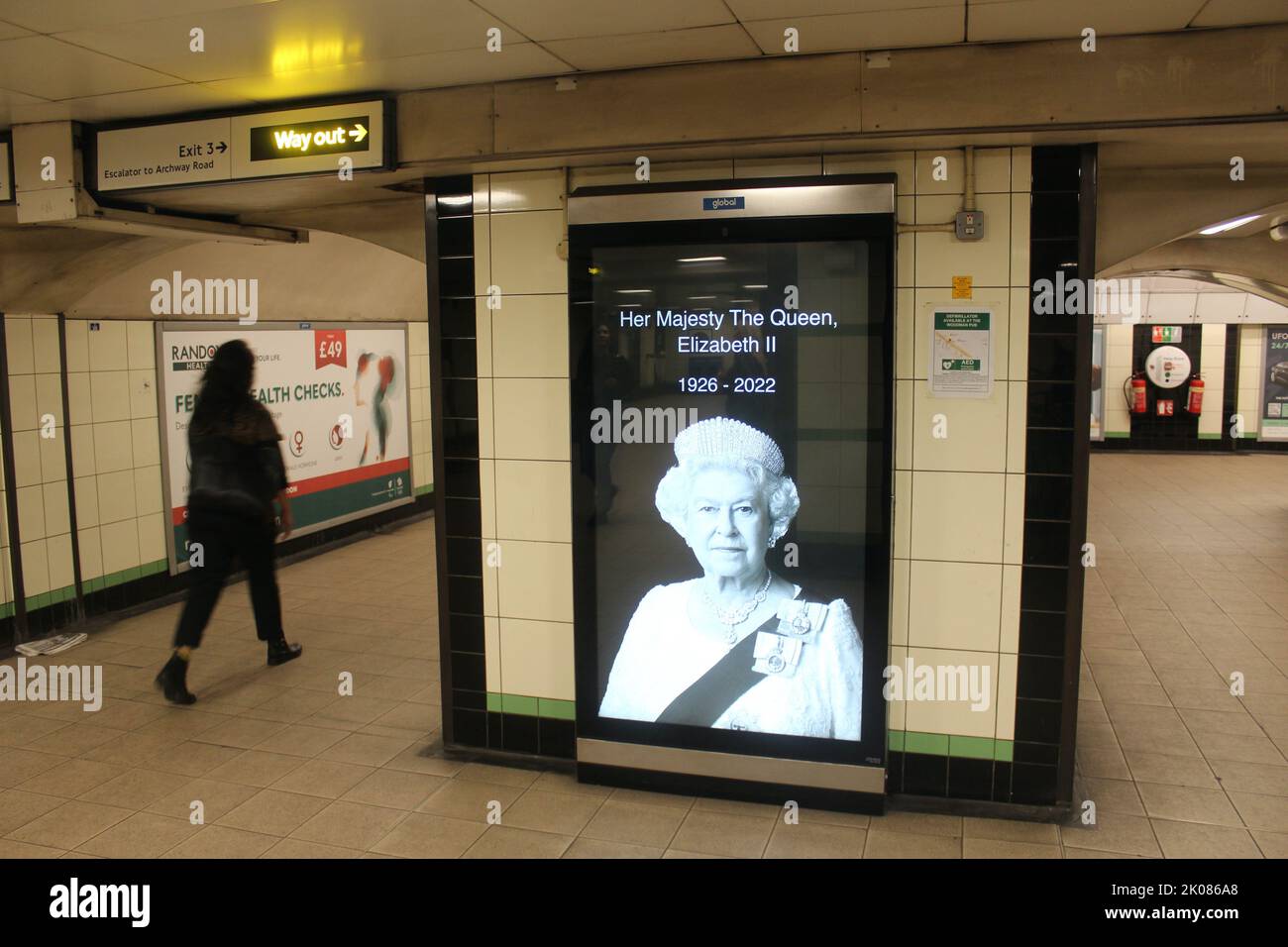 london underground tribute to the queen at highgate tube station ...