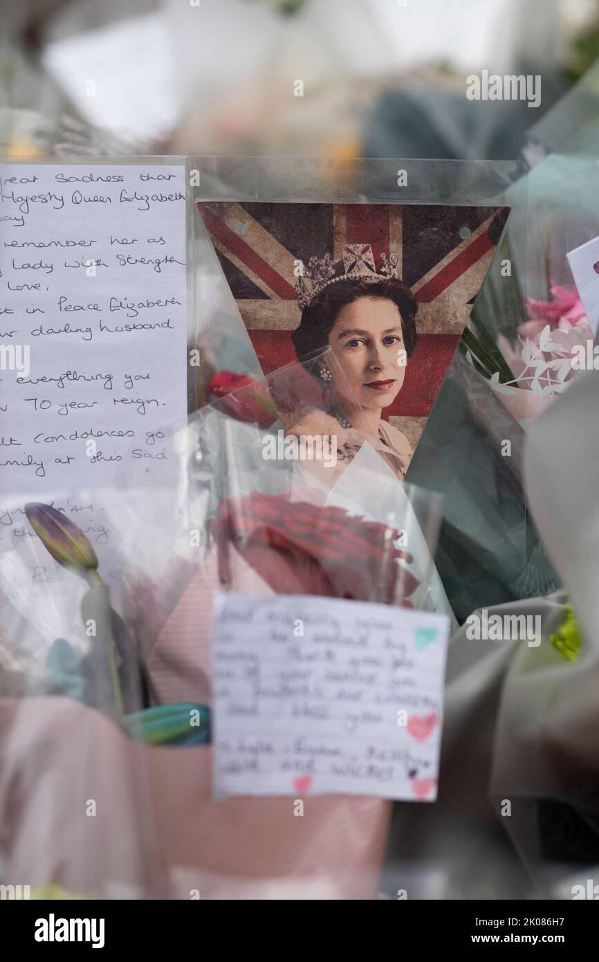 People place personal condolence letters, Queen Elizabeth Image and ...
