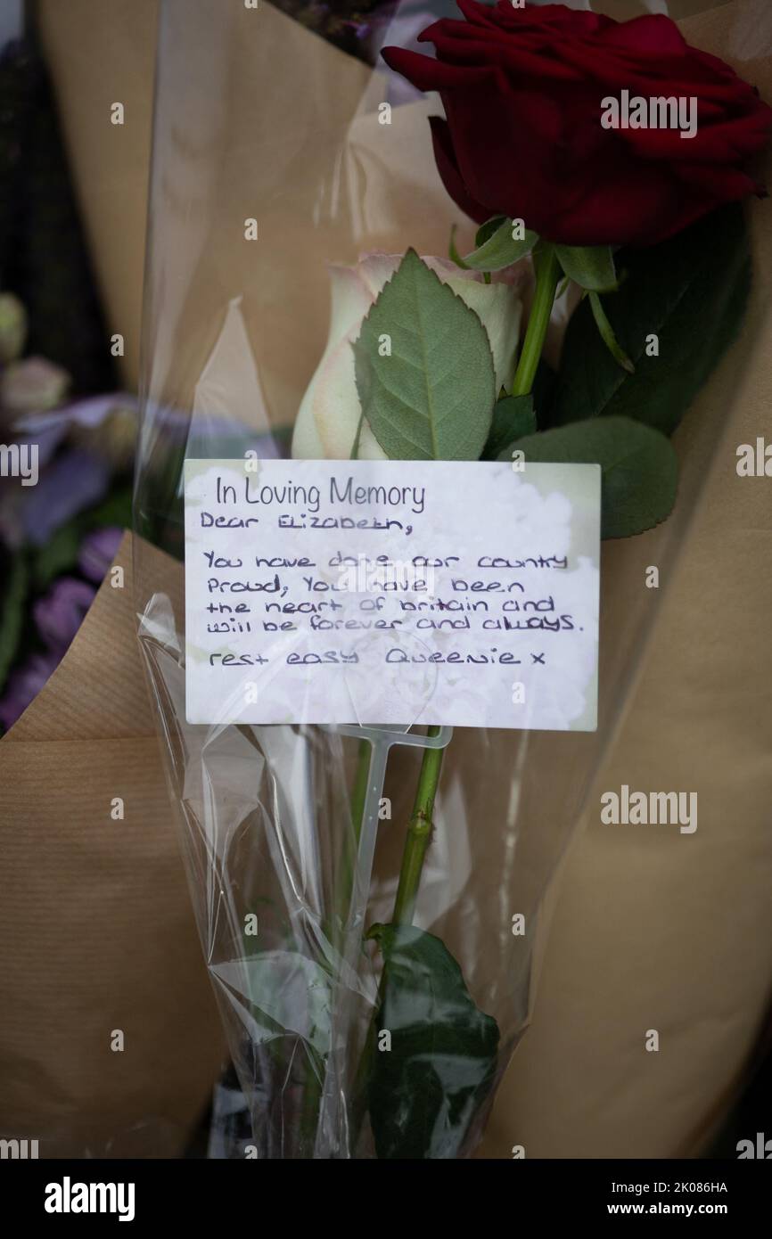 People place personal condolence letters, Queen Elizabeth Image and ...