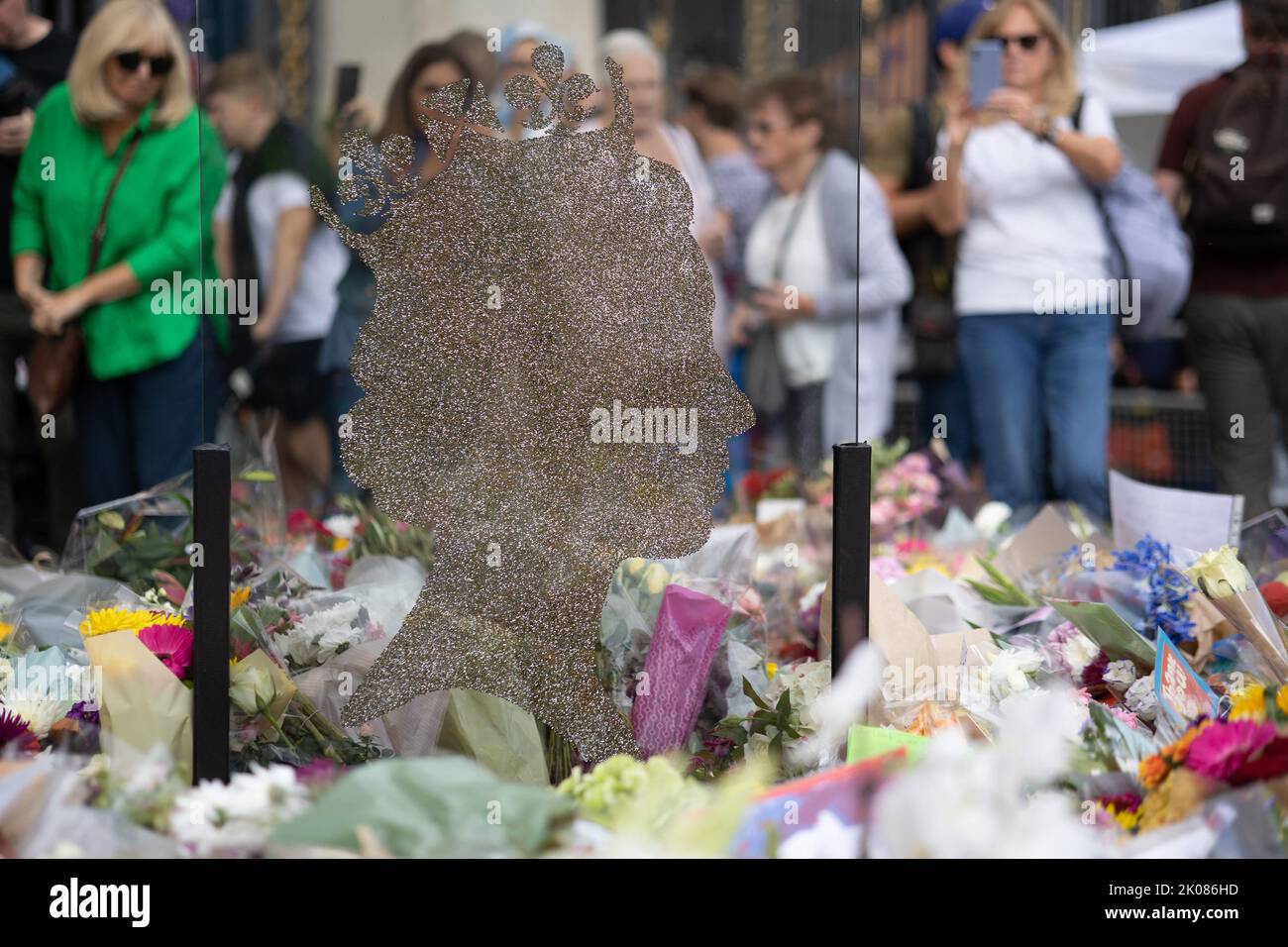 People place personal condolence letters, Queen Elizabeth Image and ...
