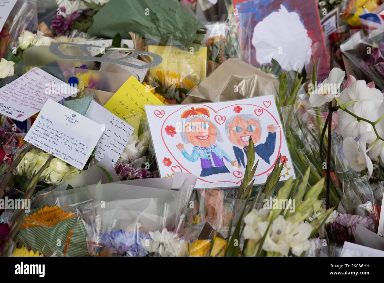 People place personal condolence letters, Queen Elizabeth Image and ...