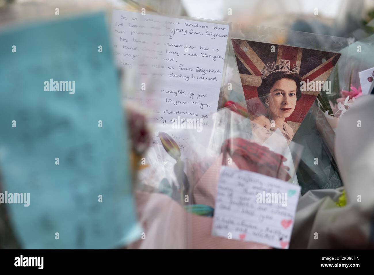 People place personal condolence letters, Queen Elizabeth Image and ...