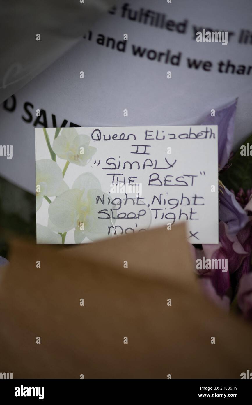 People place personal condolence letters, Queen Elizabeth Image and ...