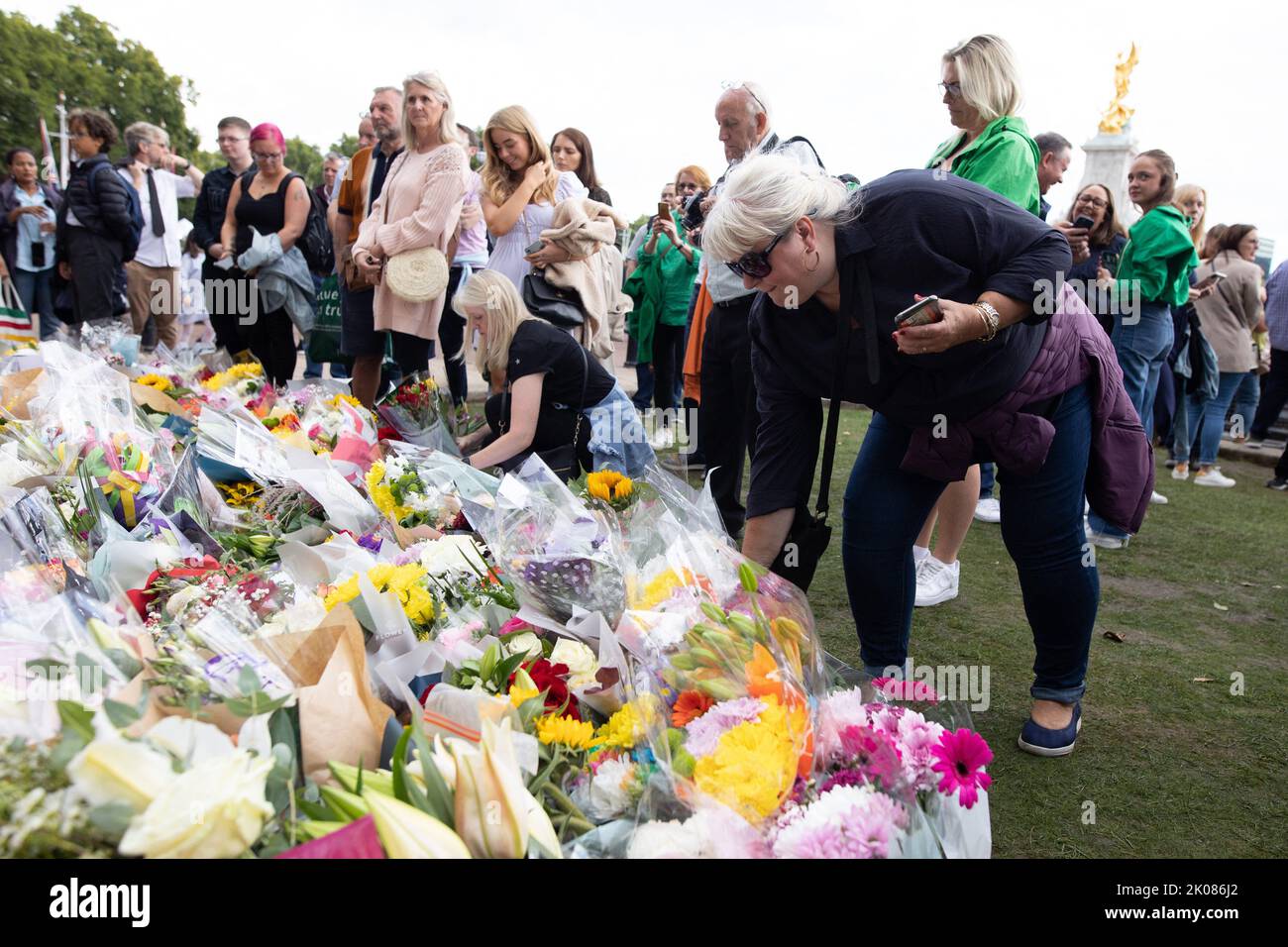 People place personal condolence letters, Queen Elizabeth Image and ...