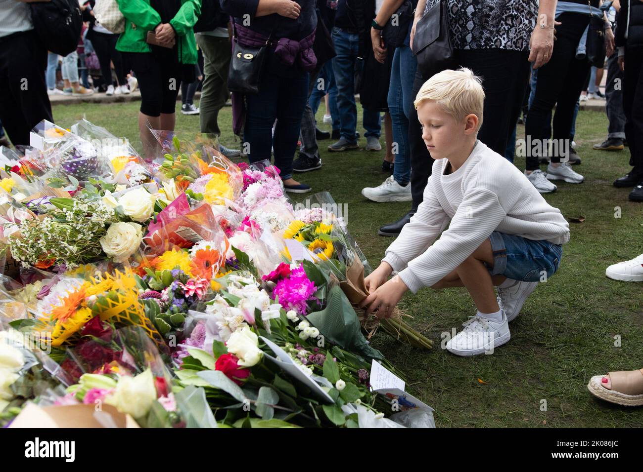 People place personal condolence letters, Queen Elizabeth Image and ...