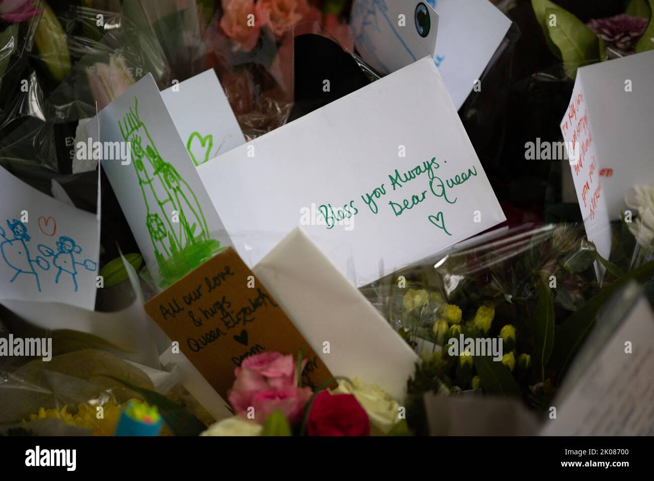 People place personal condolence letters, Queen Elizabeth Image and ...