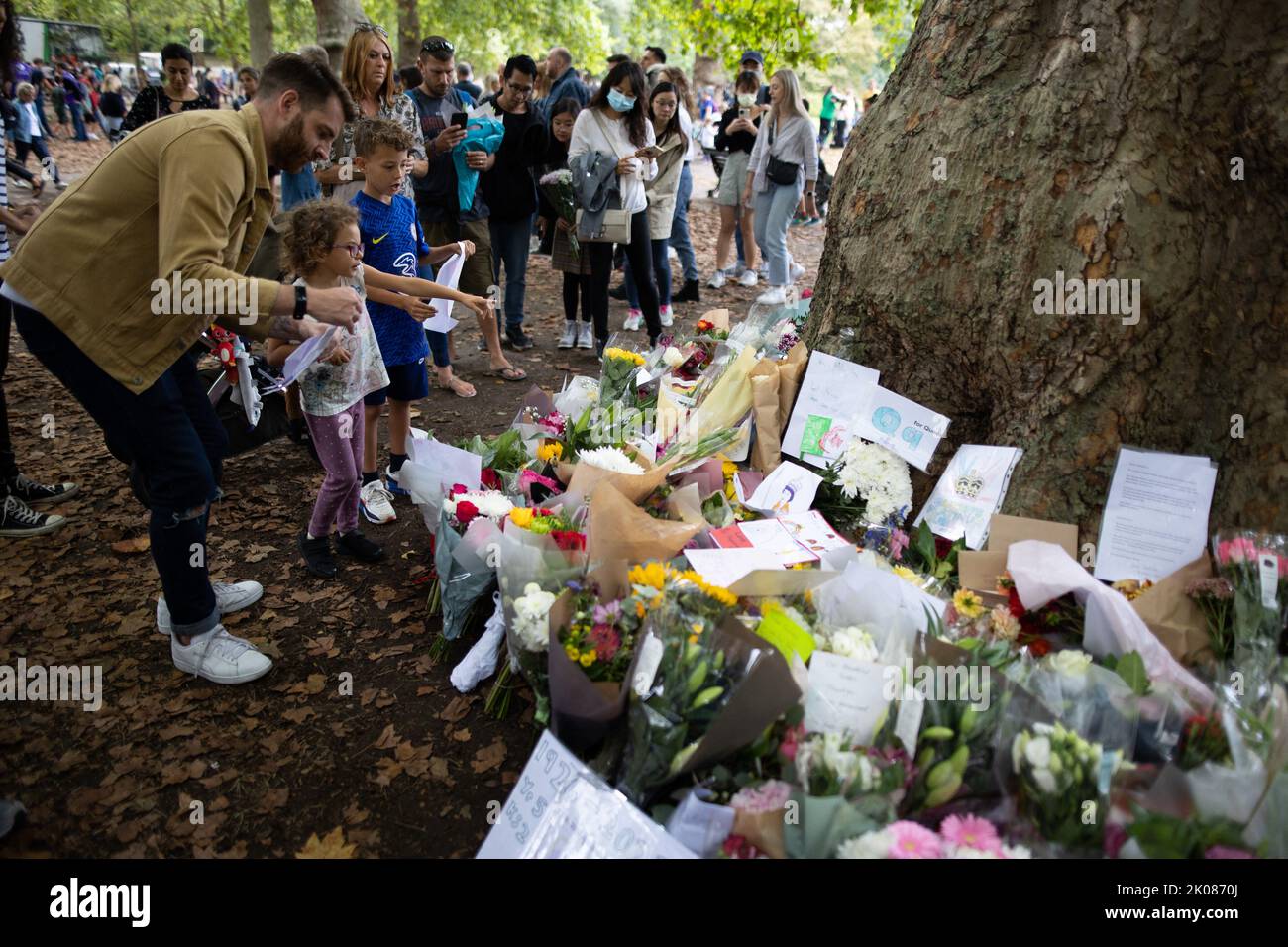 People place personal condolence letters, Queen Elizabeth Image and ...