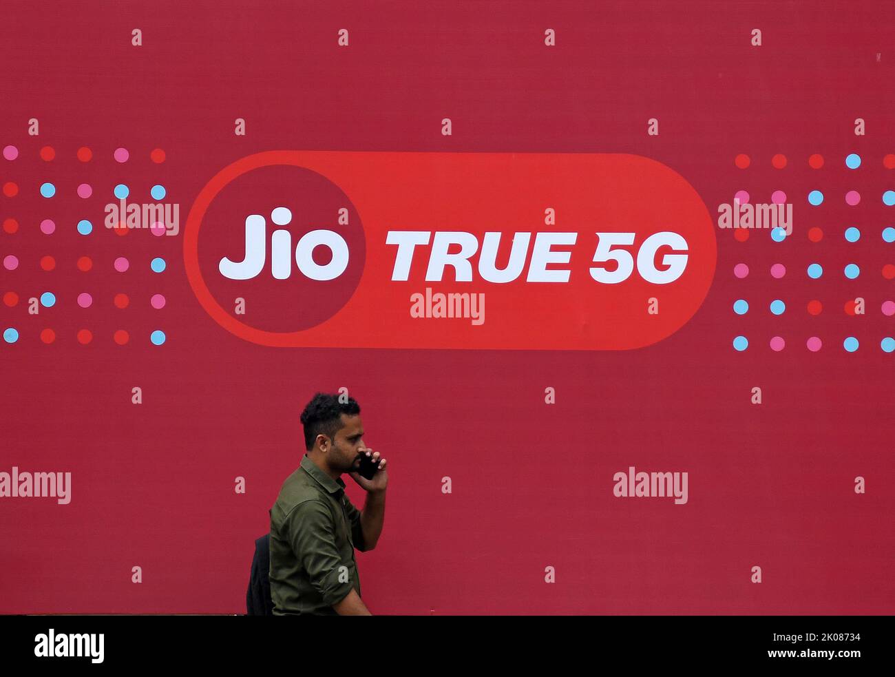 Mumbai, Maharashtra, India. 10th Sep, 2022. A man talking on phone ...