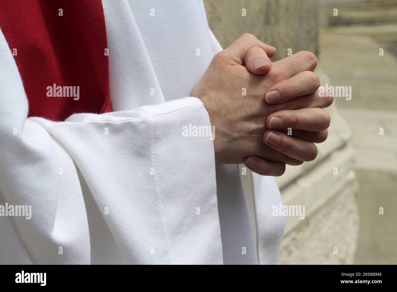 Pretre priant hi-res stock photography and images - Alamy