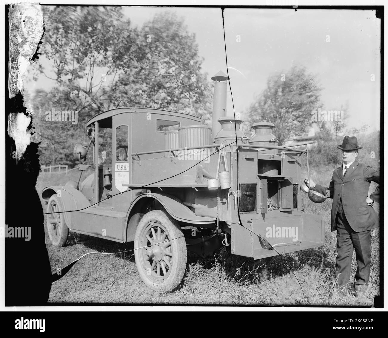 Capt. Buzzcott's [sic] army kitchen, between 1910 and 1920. 'USA Motor ...