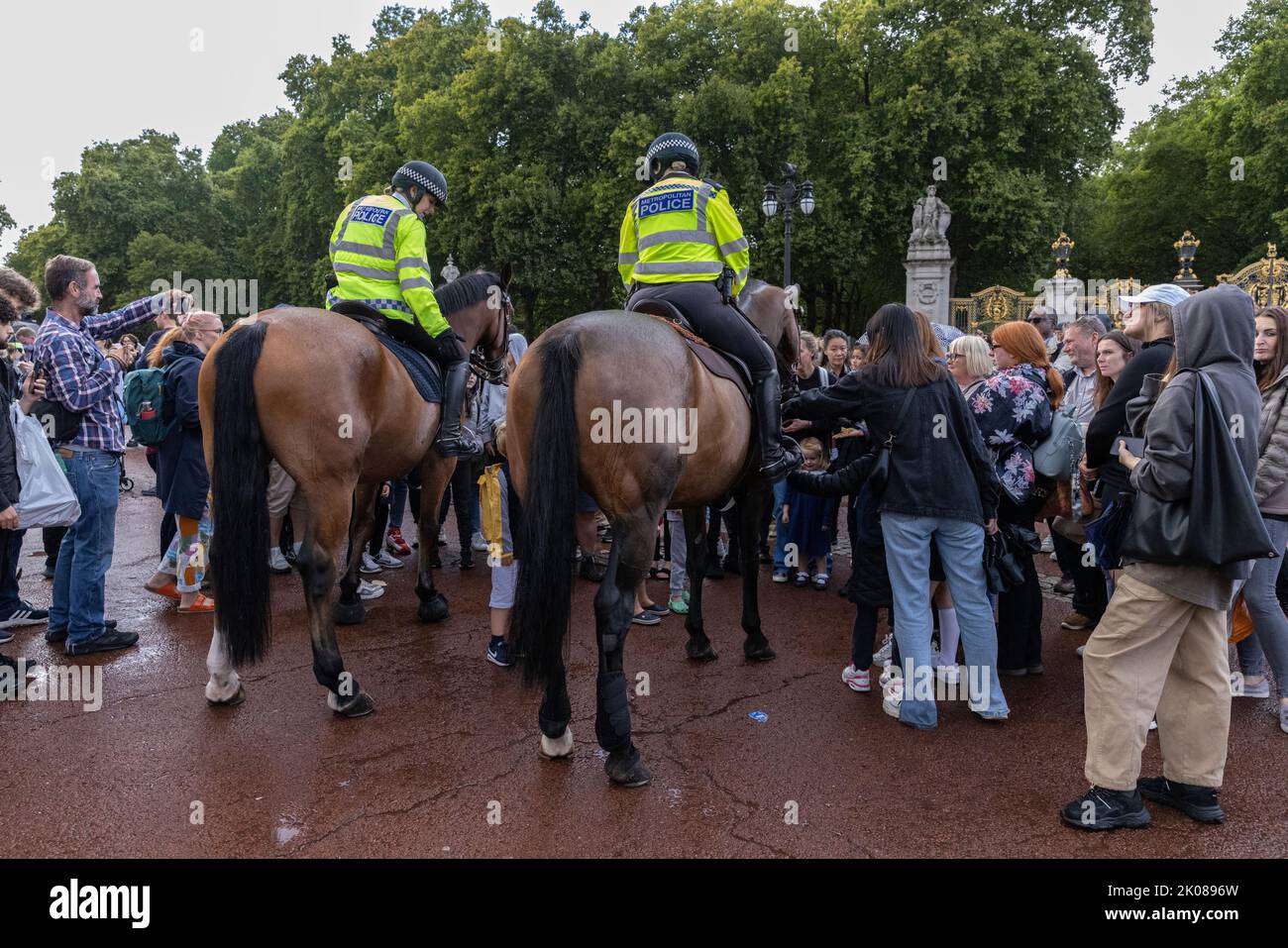 People mourn the death of Queen Elizabeth II outside Buckingham Palace ...