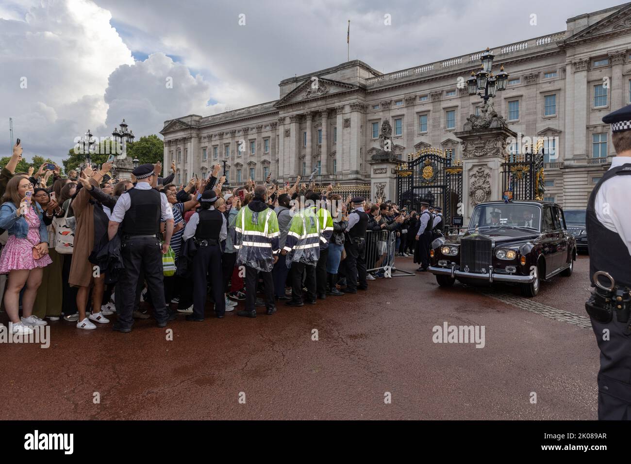 People mourn the death of Queen Elizabeth II outside Buckingham Palace ...
