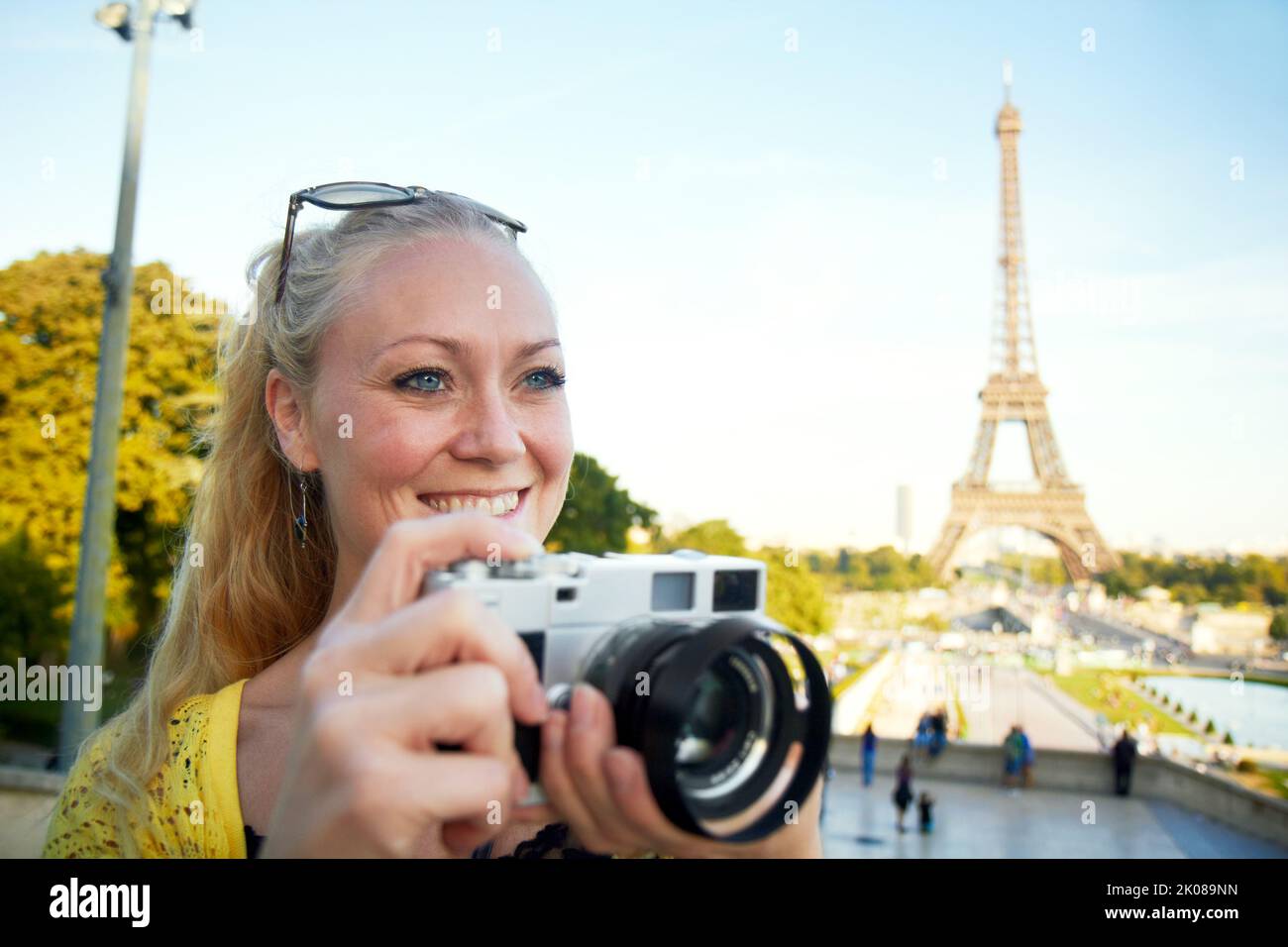 Attractive woman taking photo eiffel hi-res stock photography and ...
